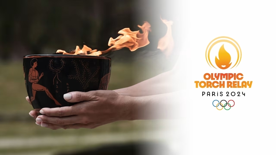 La flamme olympique pour les Jeux de Paris 2024 allumée lors d'une ...
